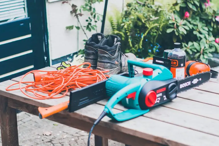 Oil for Electric Chainsaws - Which Type Should You Use?